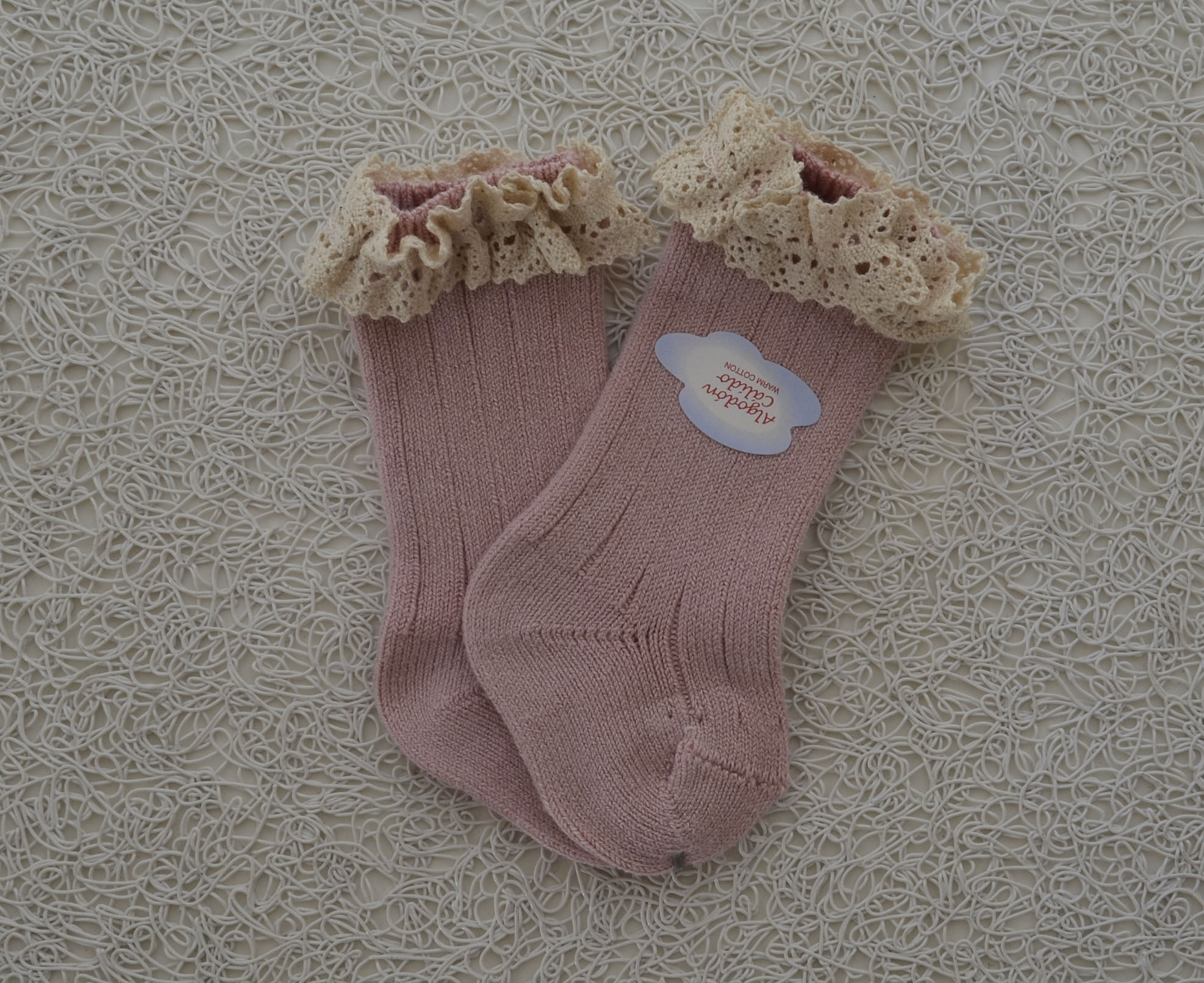 Calcetín alto de canalé con puntilla en tres colores de cóndor. O ...